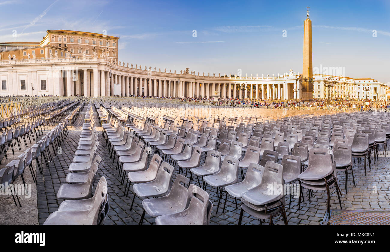 San Pietro square, the obelisk and the Aphostolic Palace in Vatican ...