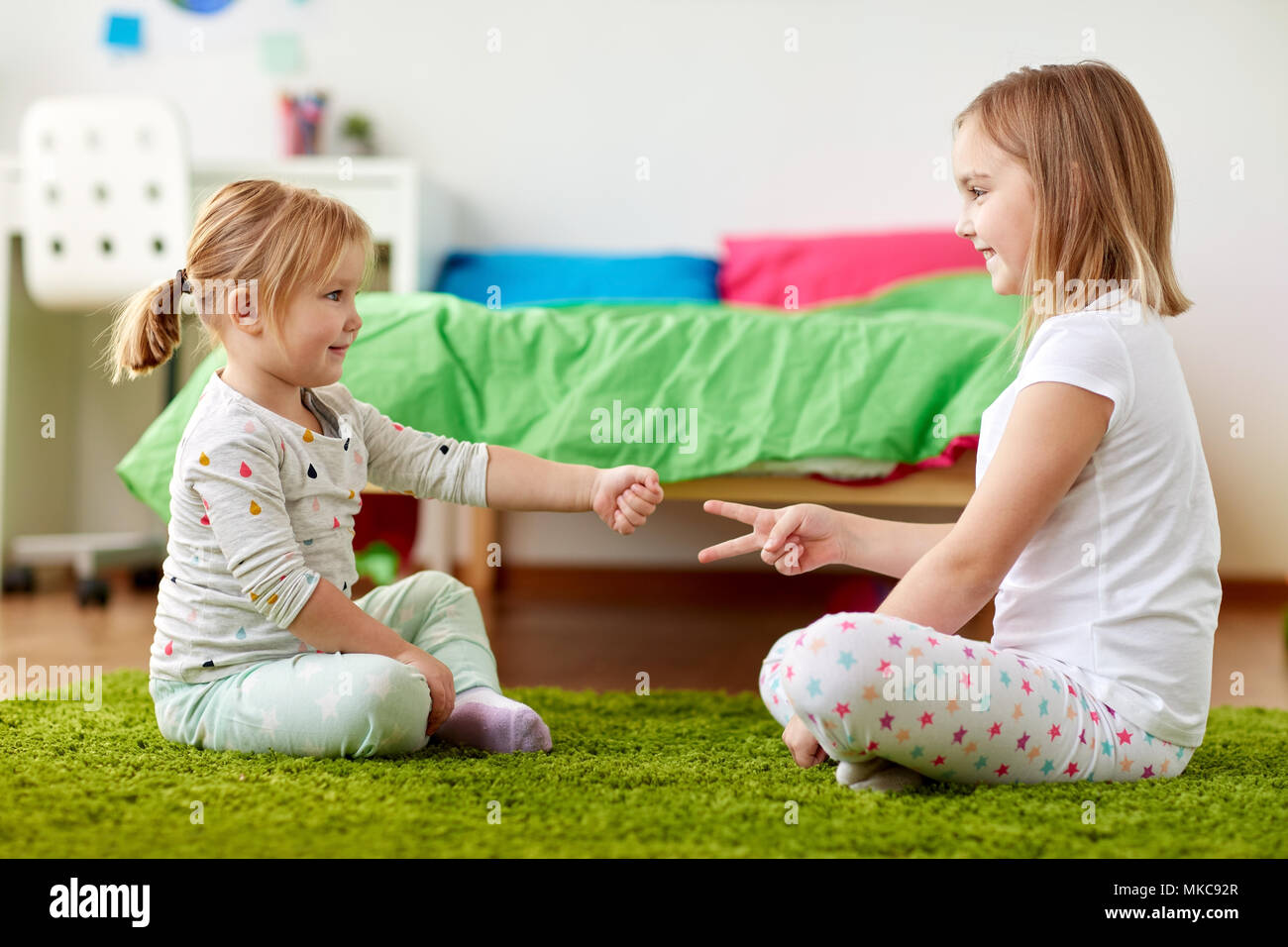 Rock paper sister High Resolution Stock Photography and Images - Alamy