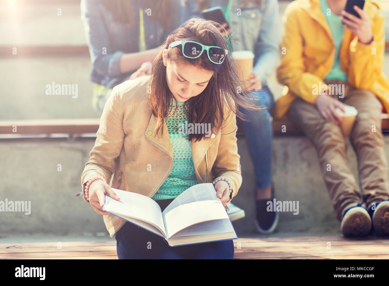 High school girl reading hi-res stock photography and images - Alamy