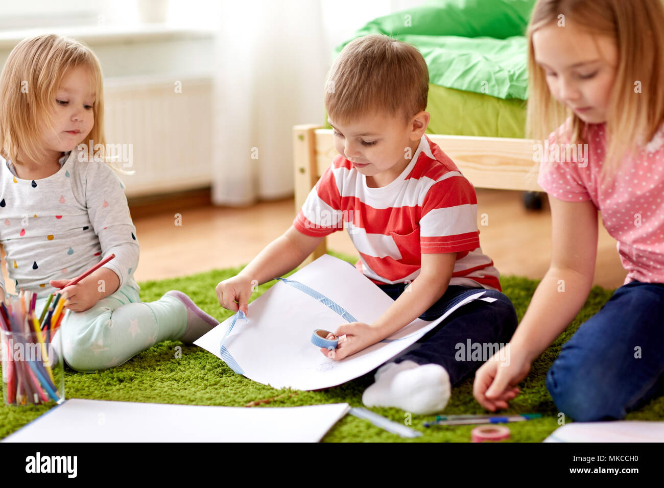 Kids making crafts hi-res stock photography and images - Alamy