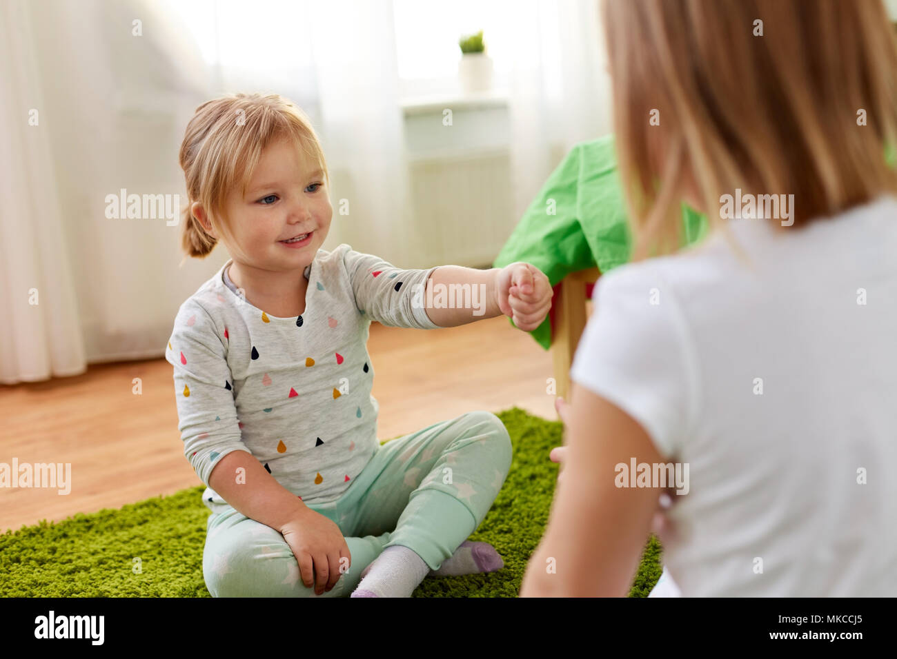 Rock paper sister High Resolution Stock Photography and Images - Alamy