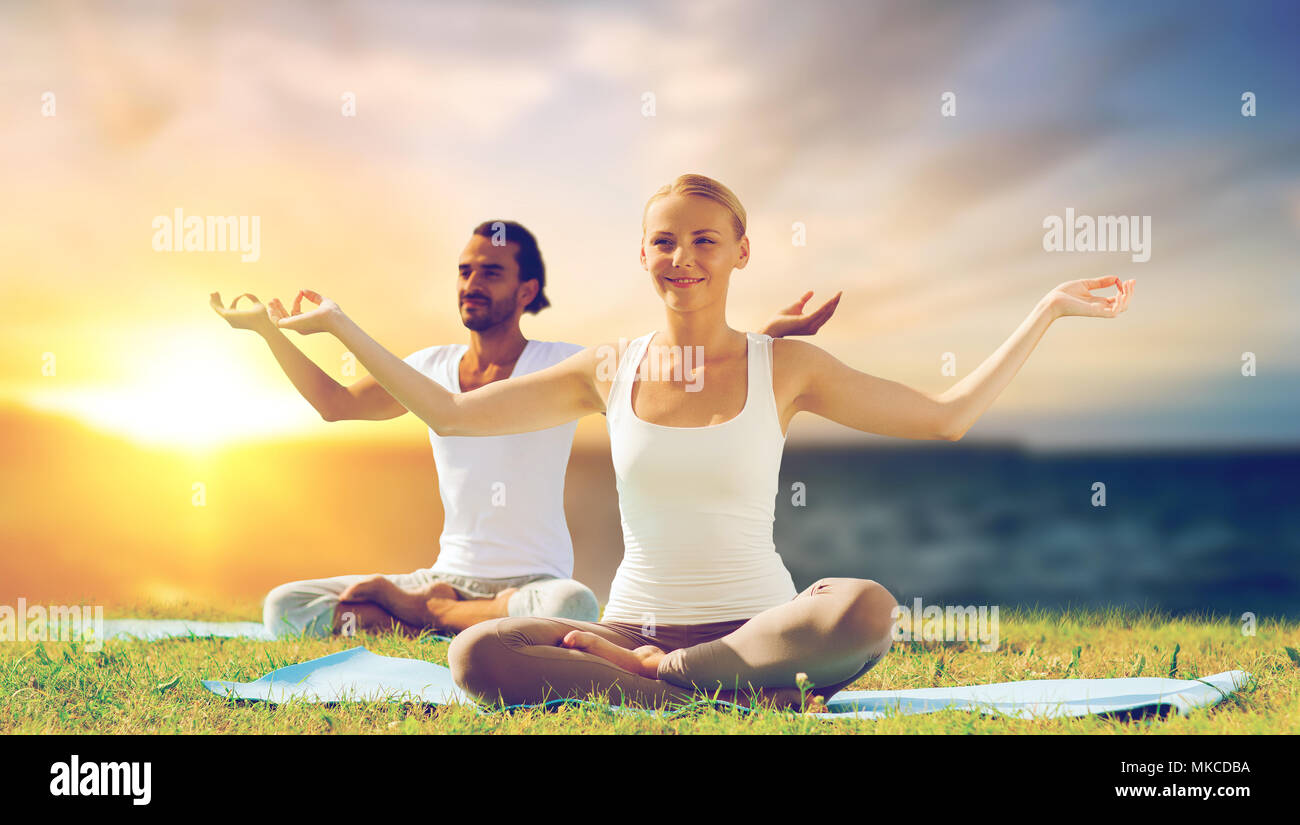 Woman making yoga sunset hi-res stock photography and images - Alamy