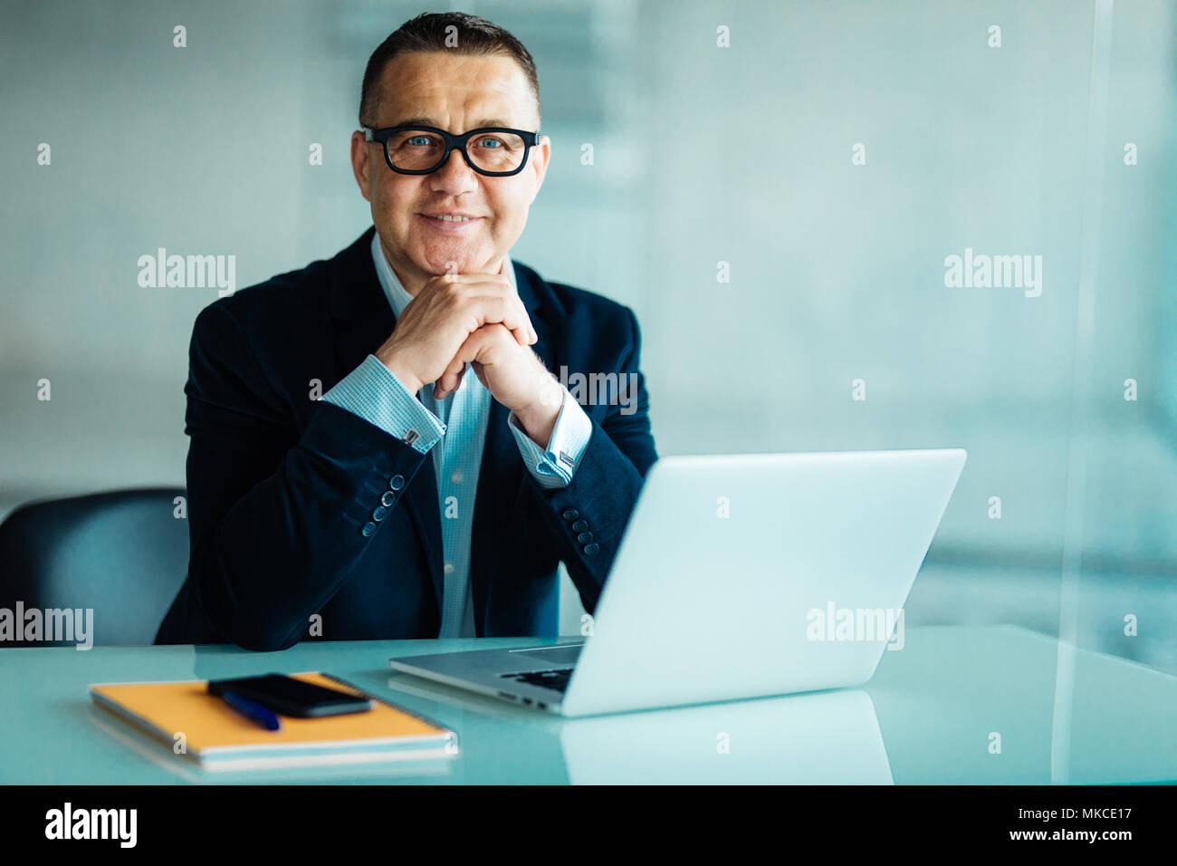 Elderly salesman working in hi-res stock photography and images - Alamy