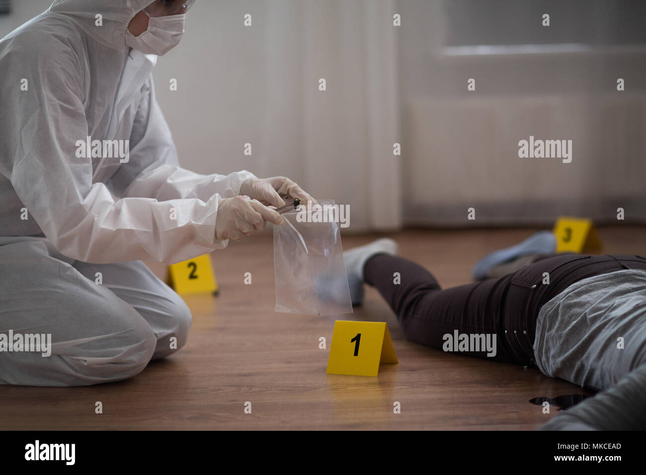 criminalist collecting crime scene evidence Stock Photo - Alamy