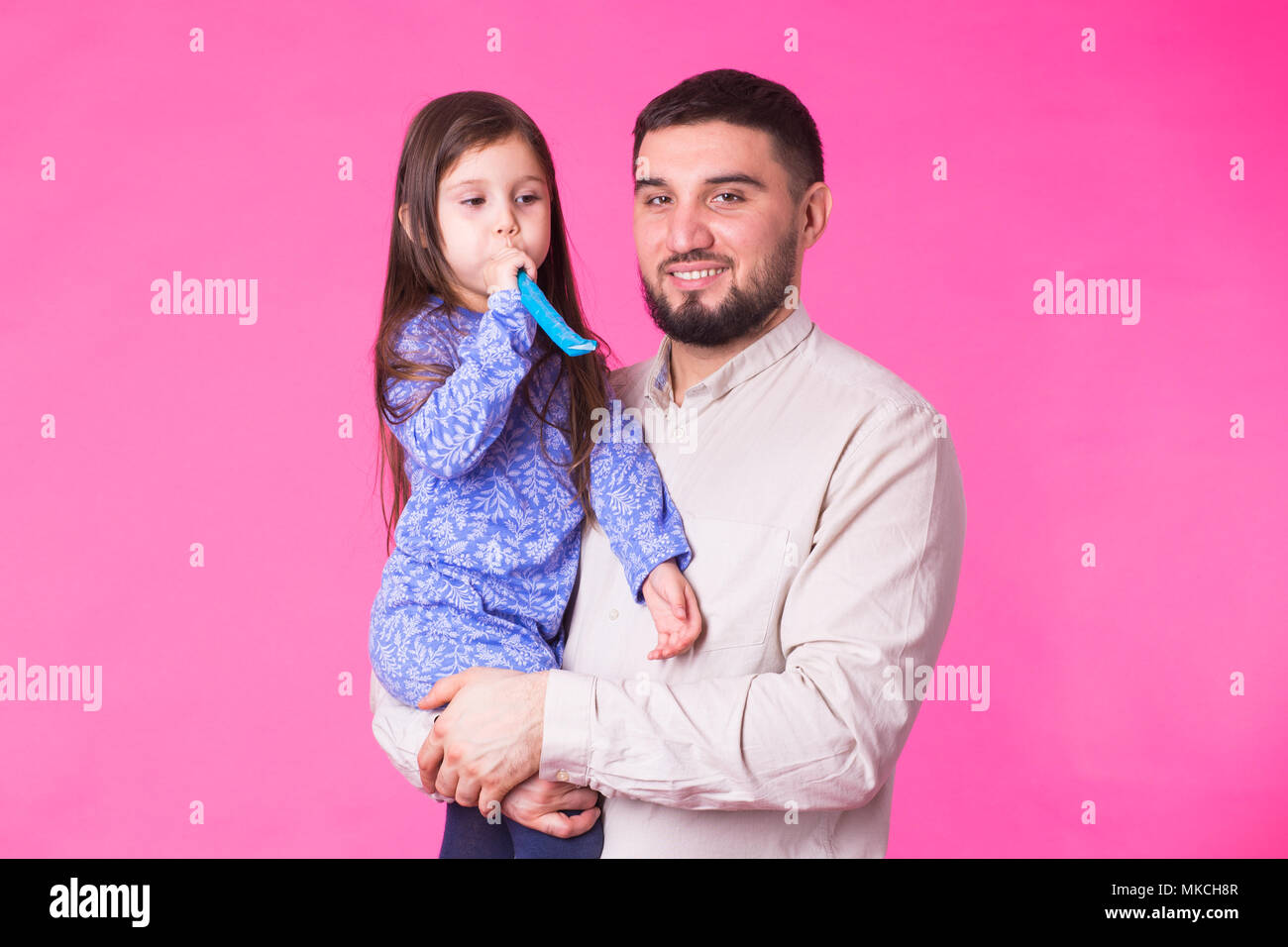 Happy father with his baby daughter on pink background Stock Photo - Alamy