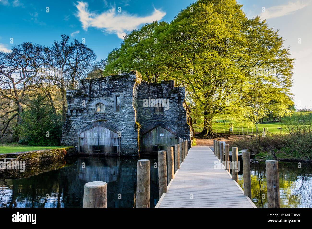 Castle boathouse hi-res stock photography and images - Alamy