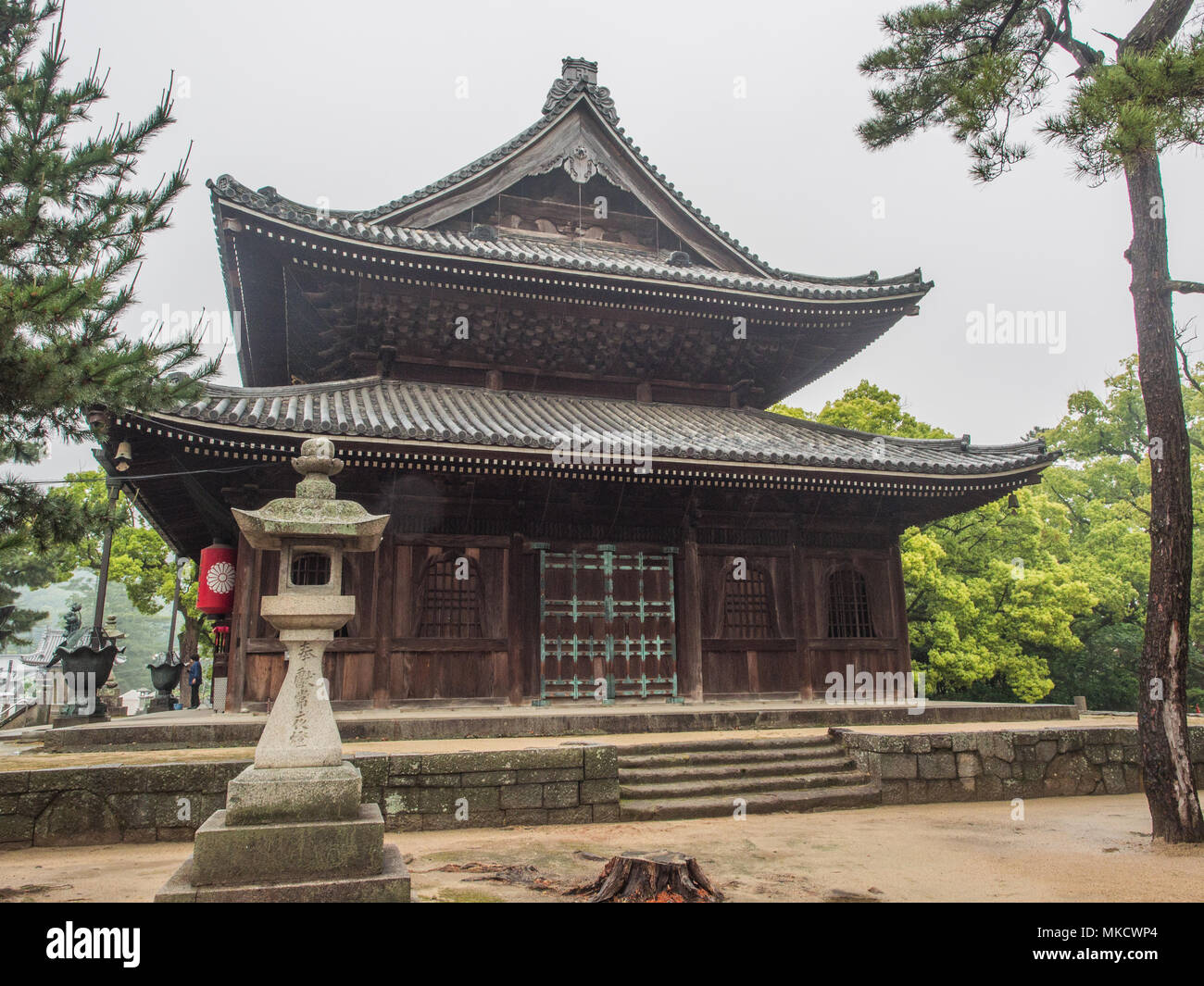 Hondo main hall with ishidoro stone lantern, Zentsuji, 88 temple ...