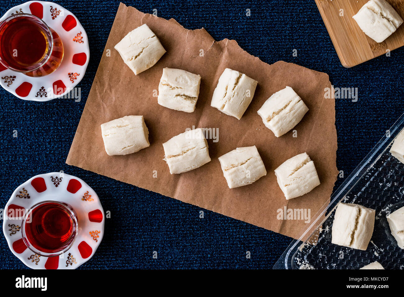 Turkish Shortbread Cookies with tea / Un Kurabiyesi turkish dessert ...
