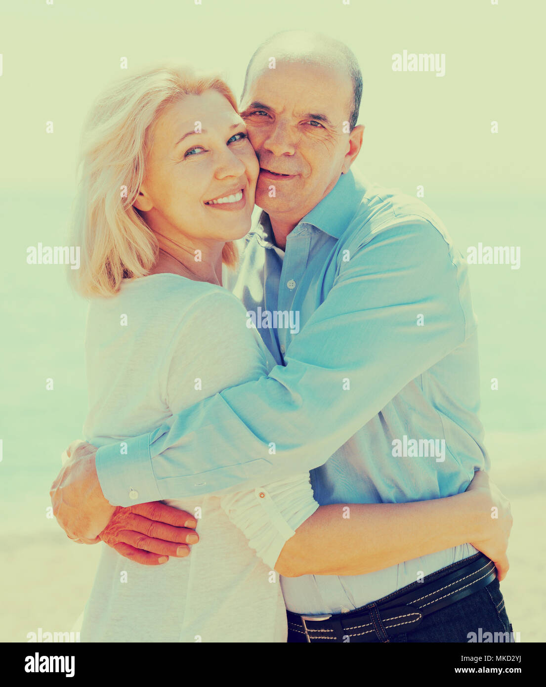 Happy smiling elderly couple hugging at sea shore in warm season Stock ...