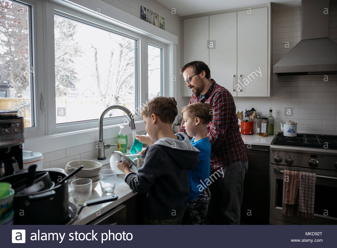 Washing dishes kitchen dad hi-res stock photography and images - Alamy