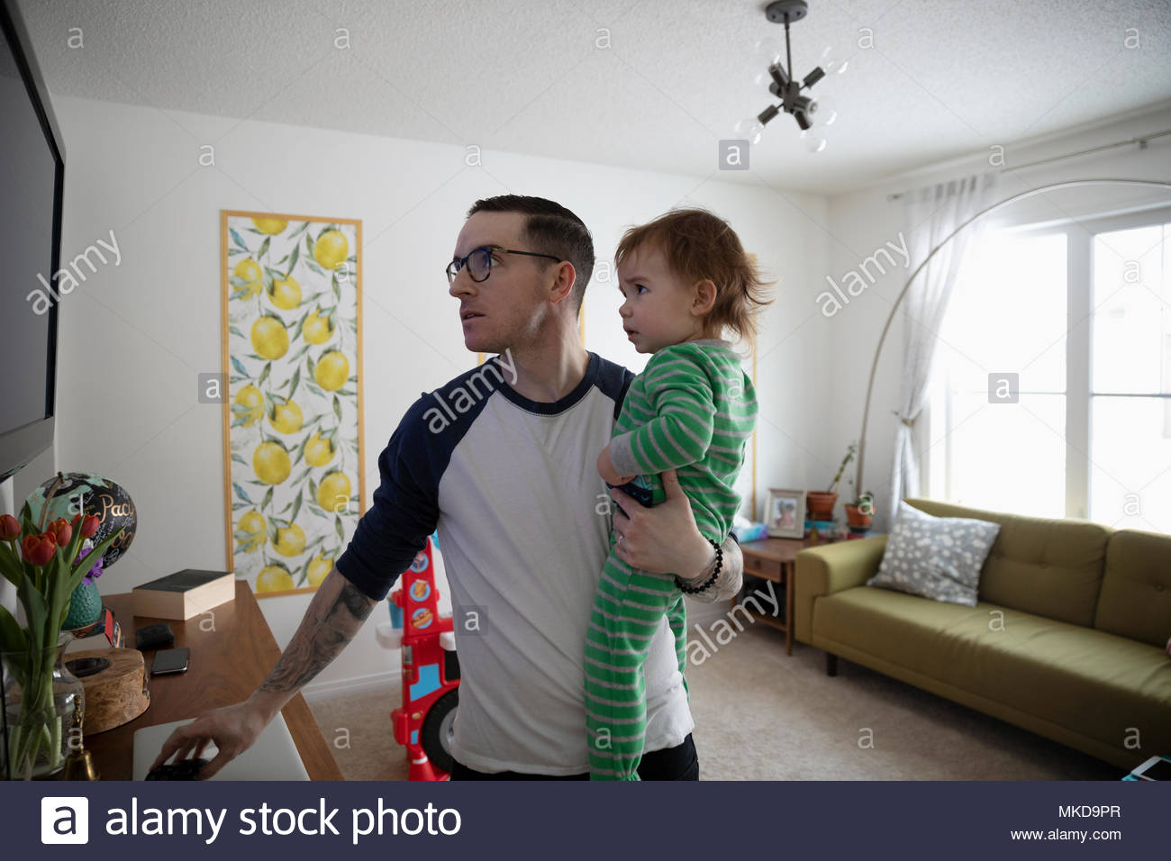 Parent and baby watching tv hi-res stock photography and images - Alamy