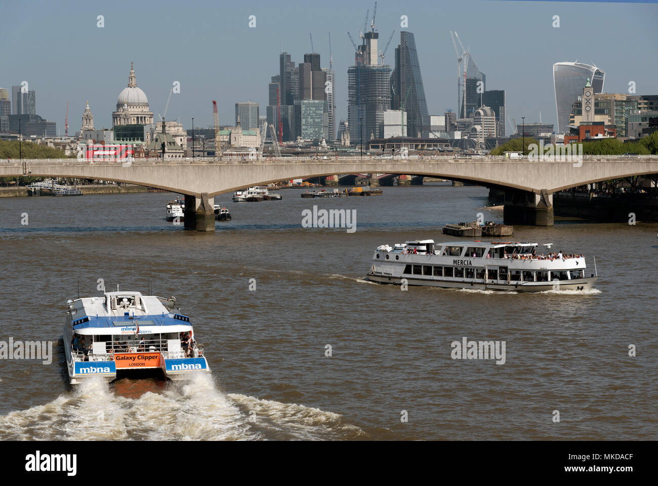 Tour boats waterloo bridge river hi-res stock photography and images ...