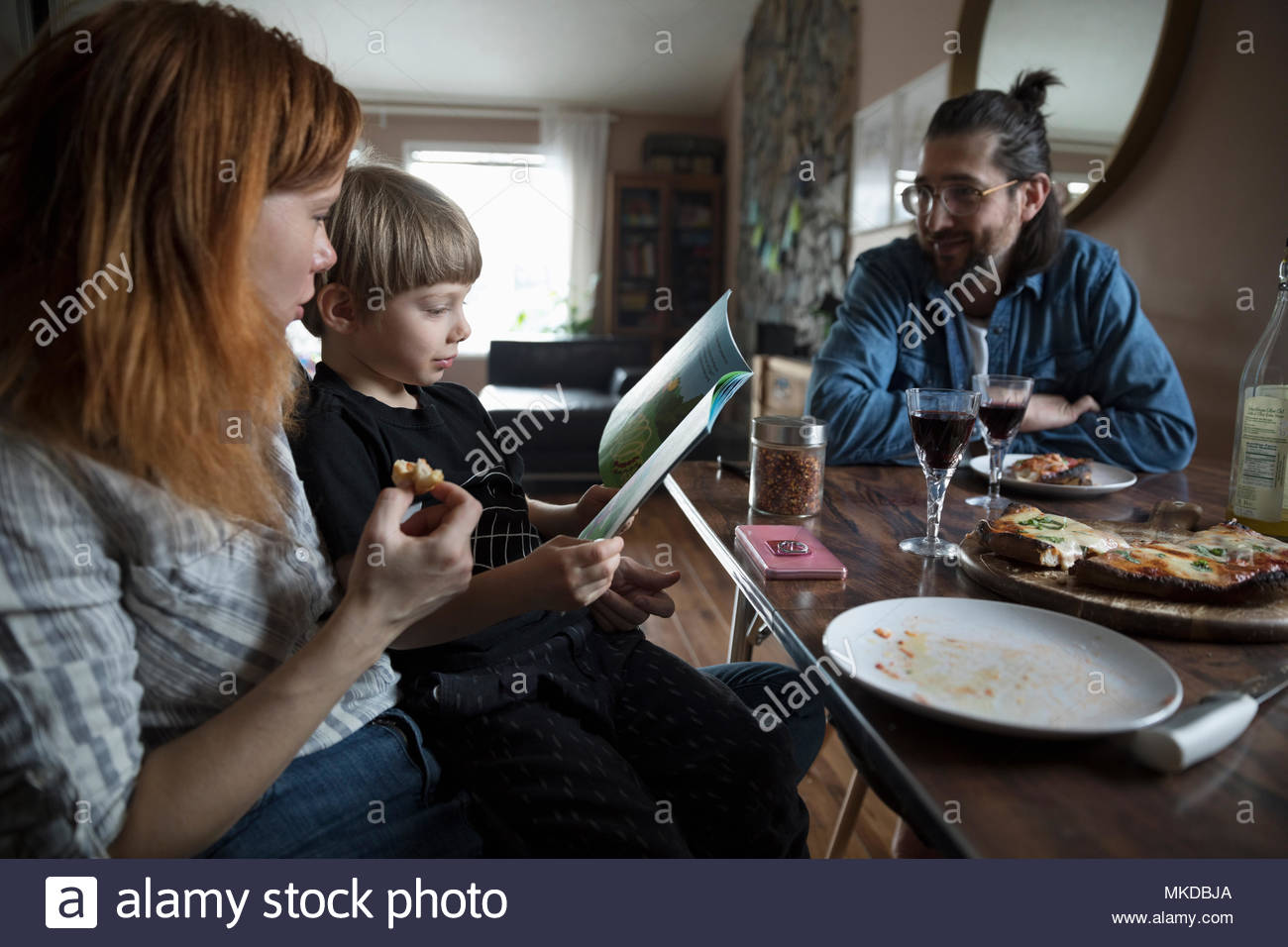 Sitting arm in arm eating food and drink hi-res stock photography and ...