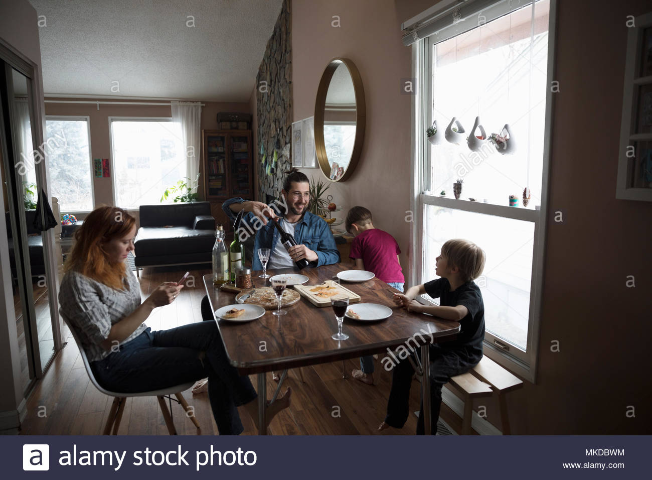 Family talking table hi-res stock photography and images - Alamy