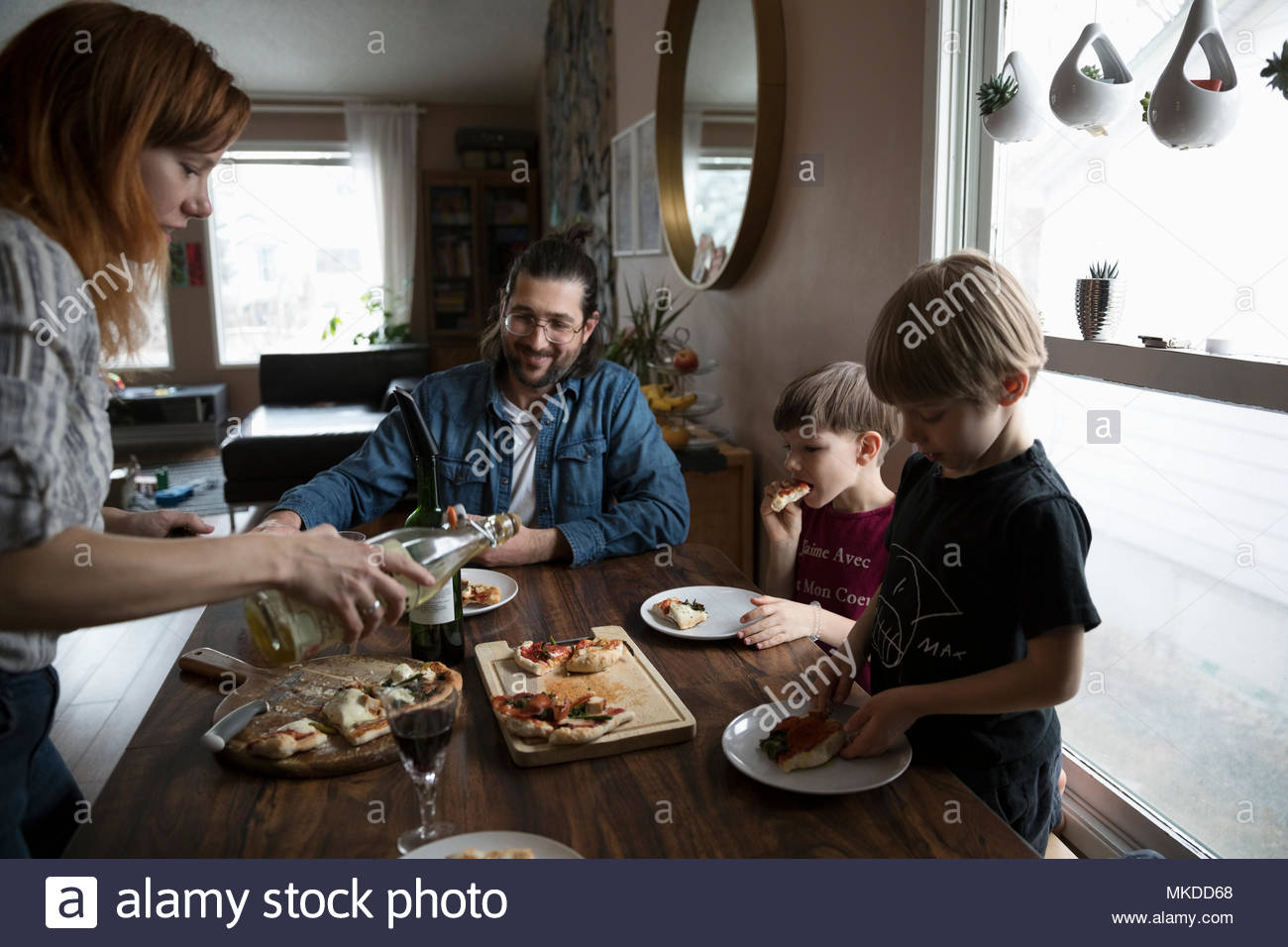Boys sitting down and eating hi-res stock photography and images - Alamy