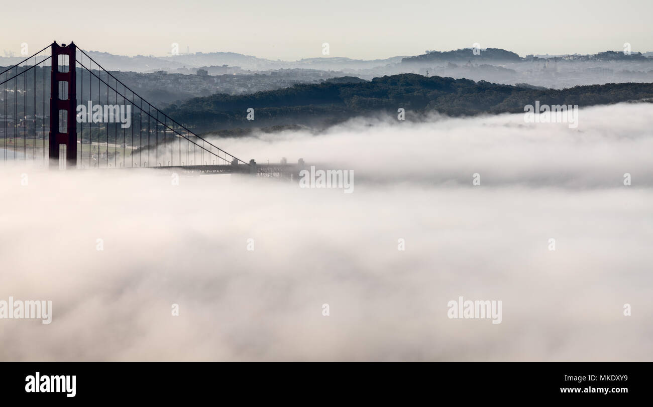 Fog golden gate bridge hi-res stock photography and images - Alamy