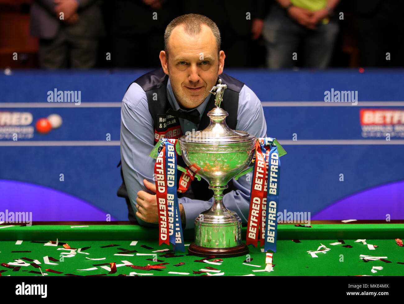 Mark Williams with the trophy after winning the 2018 Betfred World ...