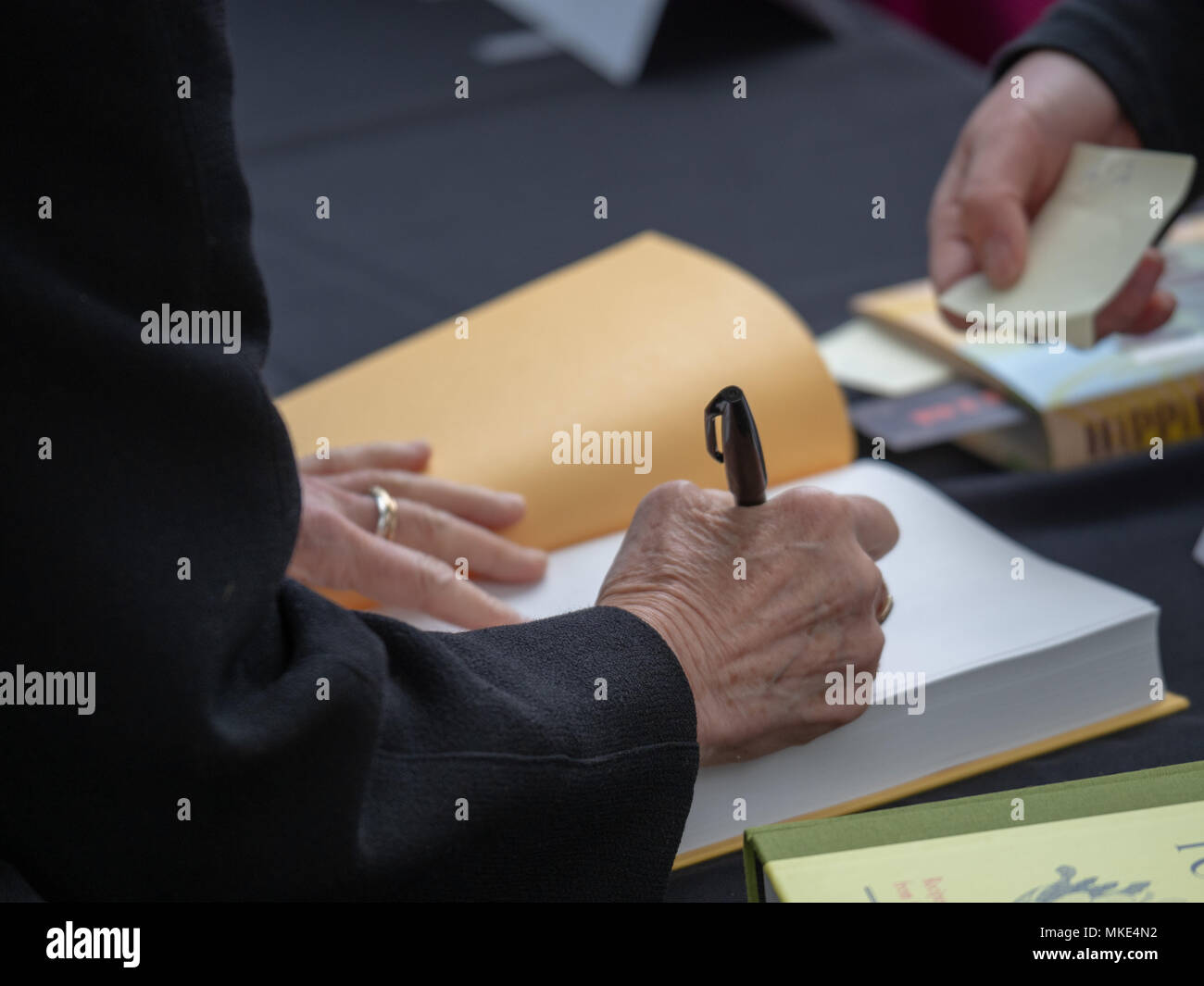 Signing copy of books hi-res stock photography and images - Alamy