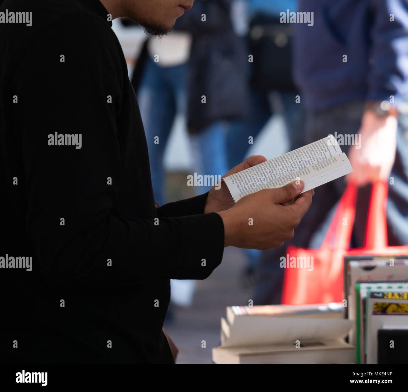 Reading intently hi-res stock photography and images - Alamy
