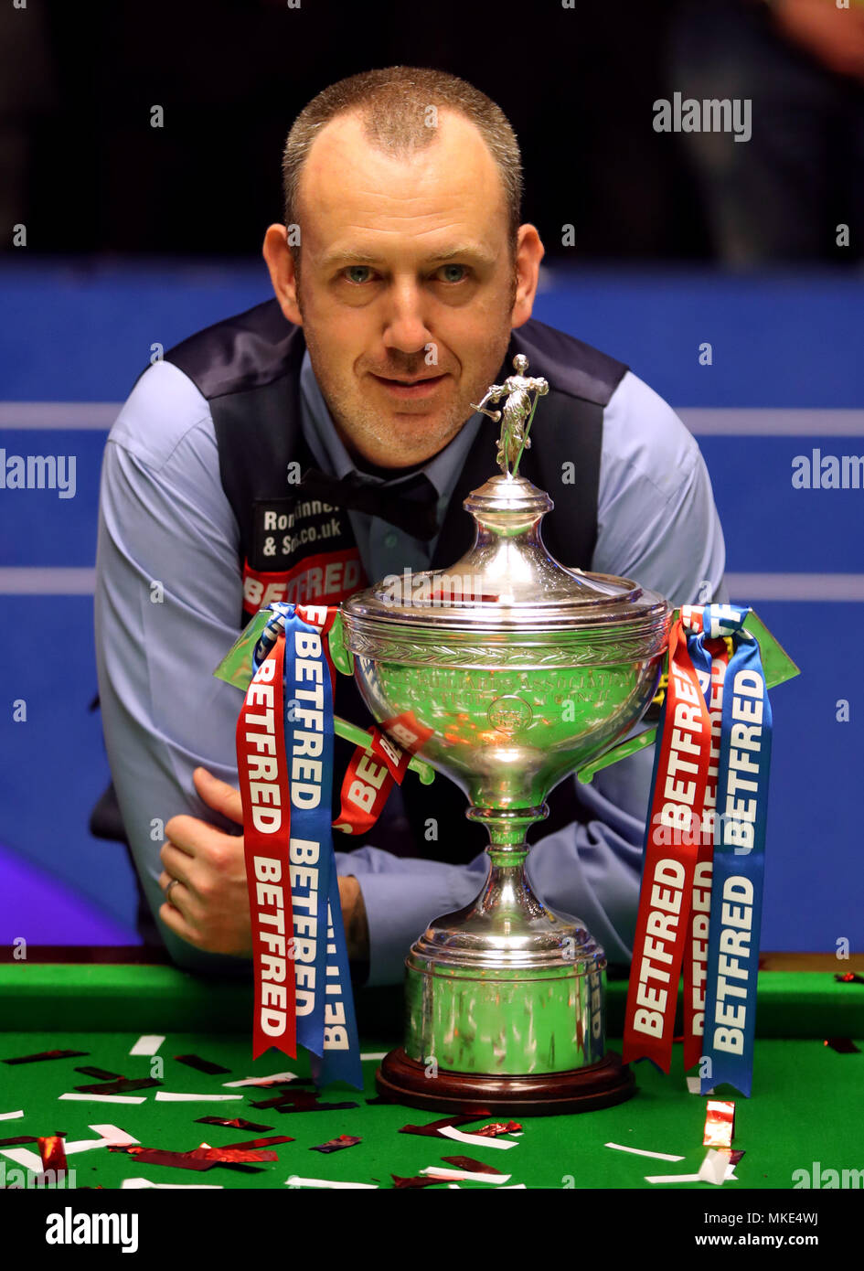 Mark Williams with the trophy after winning the 2018 Betfred World ...