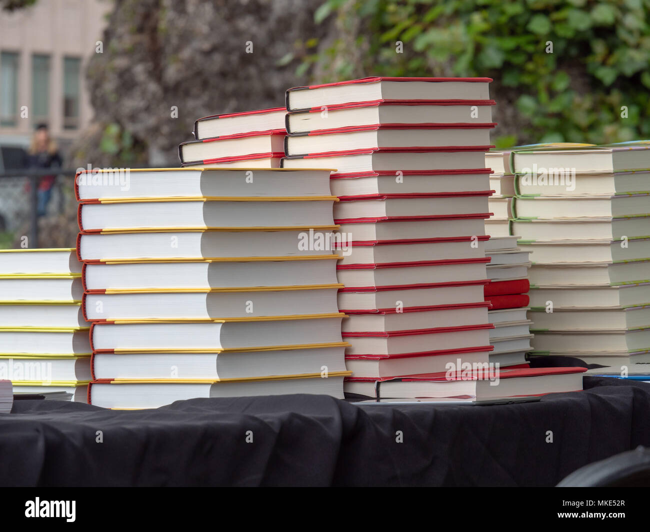Signing copy of books hi-res stock photography and images - Alamy
