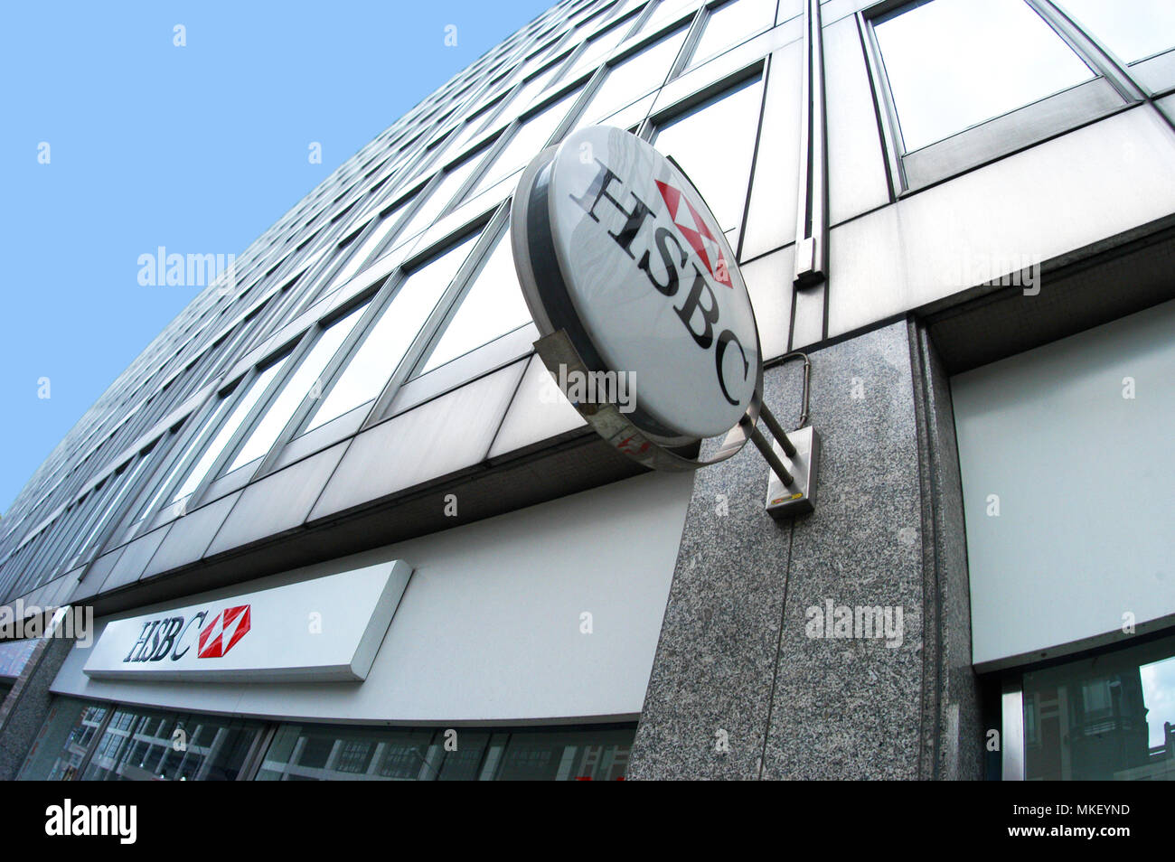 Hsbc logo office building hi-res stock photography and images - Alamy