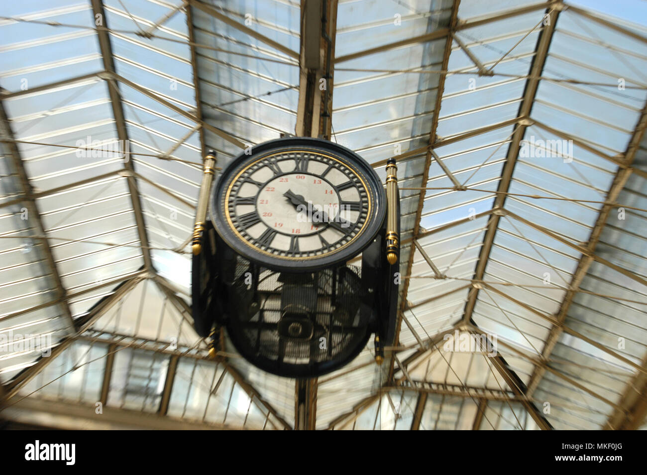 Meet under the clock hi-res stock photography and images - Alamy
