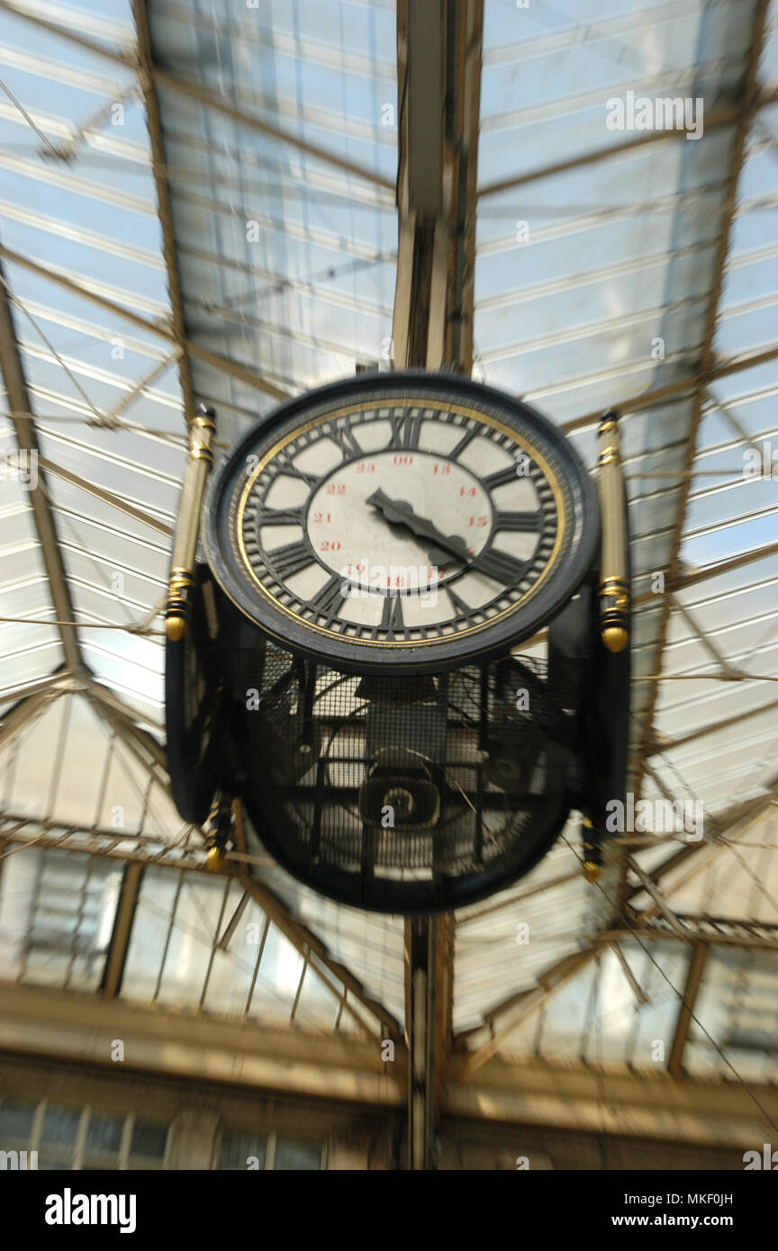 Meet under the clock hi-res stock photography and images - Alamy