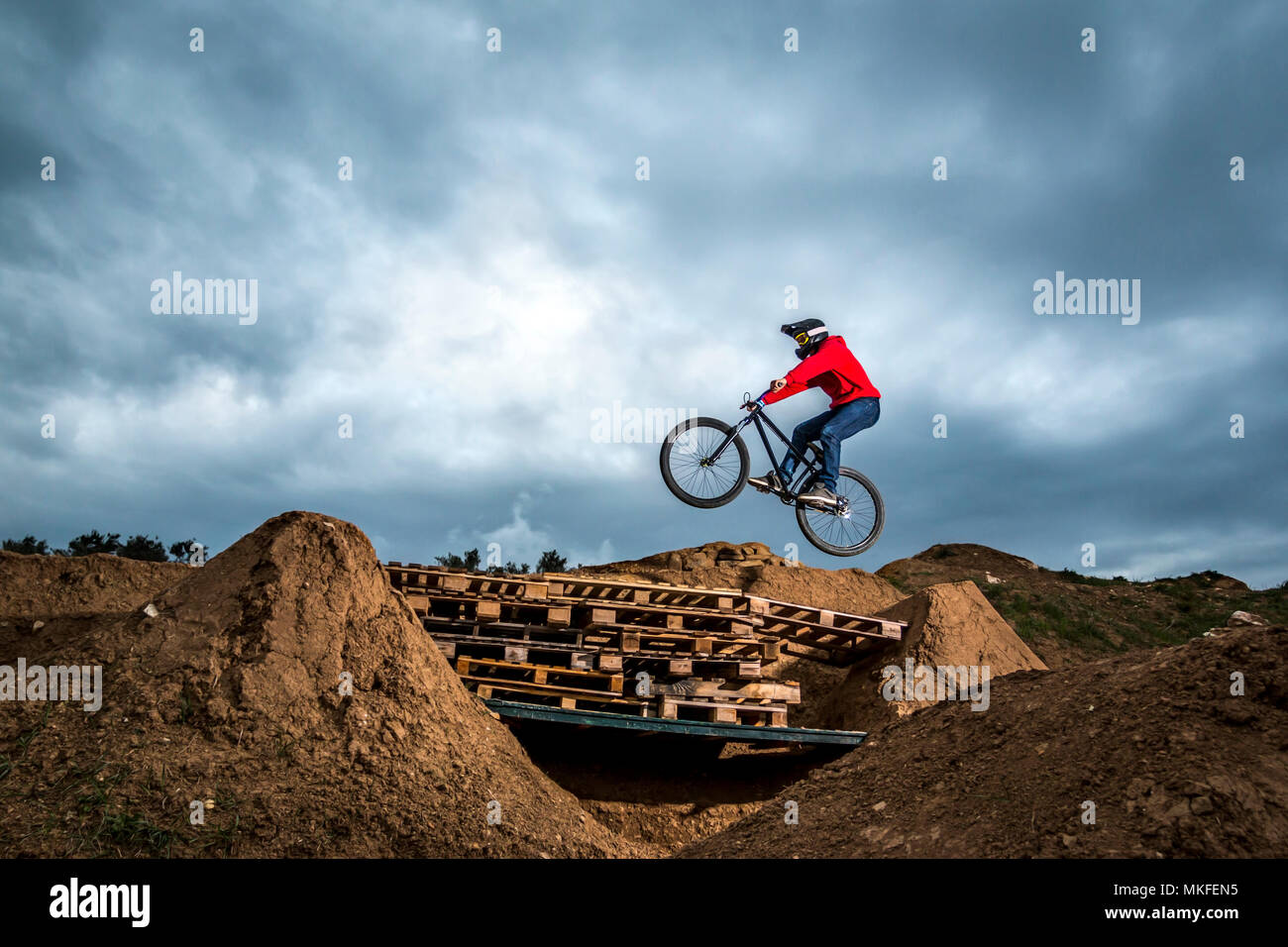 Bicycle jump ramp helmet side hi-res stock photography and images - Alamy