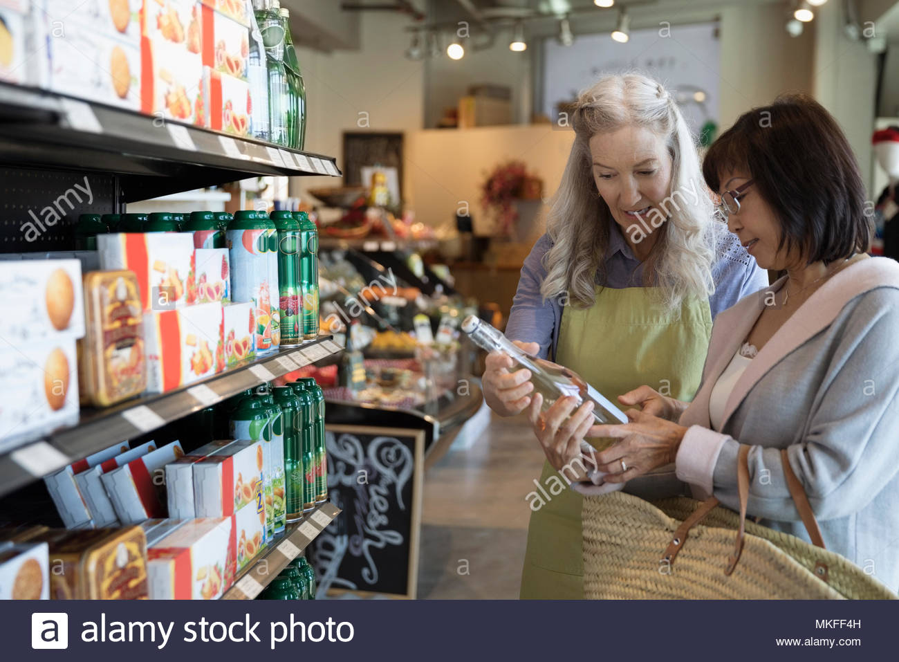 Supermarket worker asian hi-res stock photography and images - Alamy