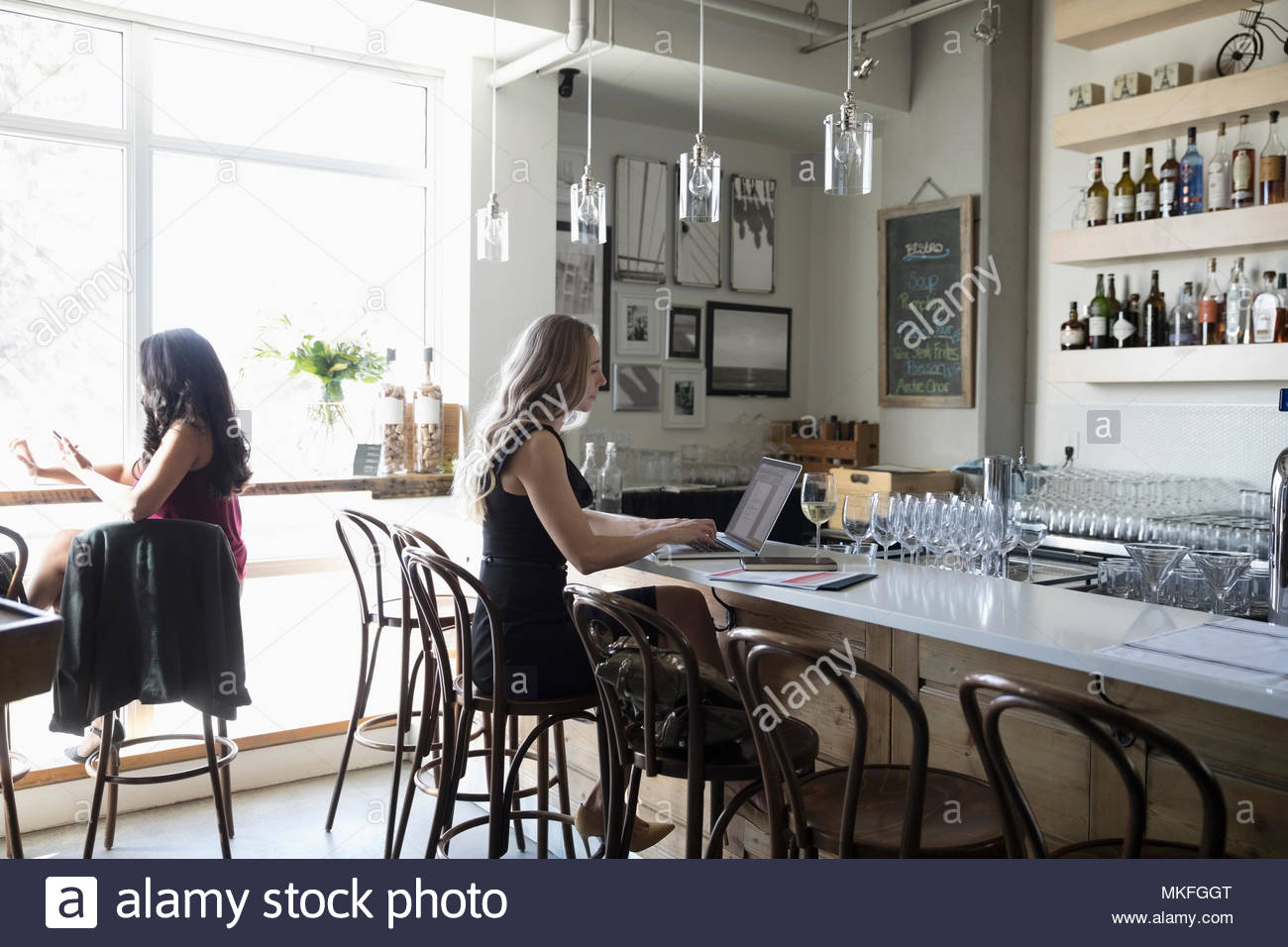 Bar people hi-res stock photography and images - Alamy