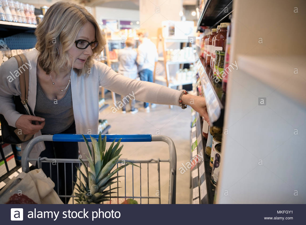 Woman grocery shopping mature hi-res stock photography and images - Alamy