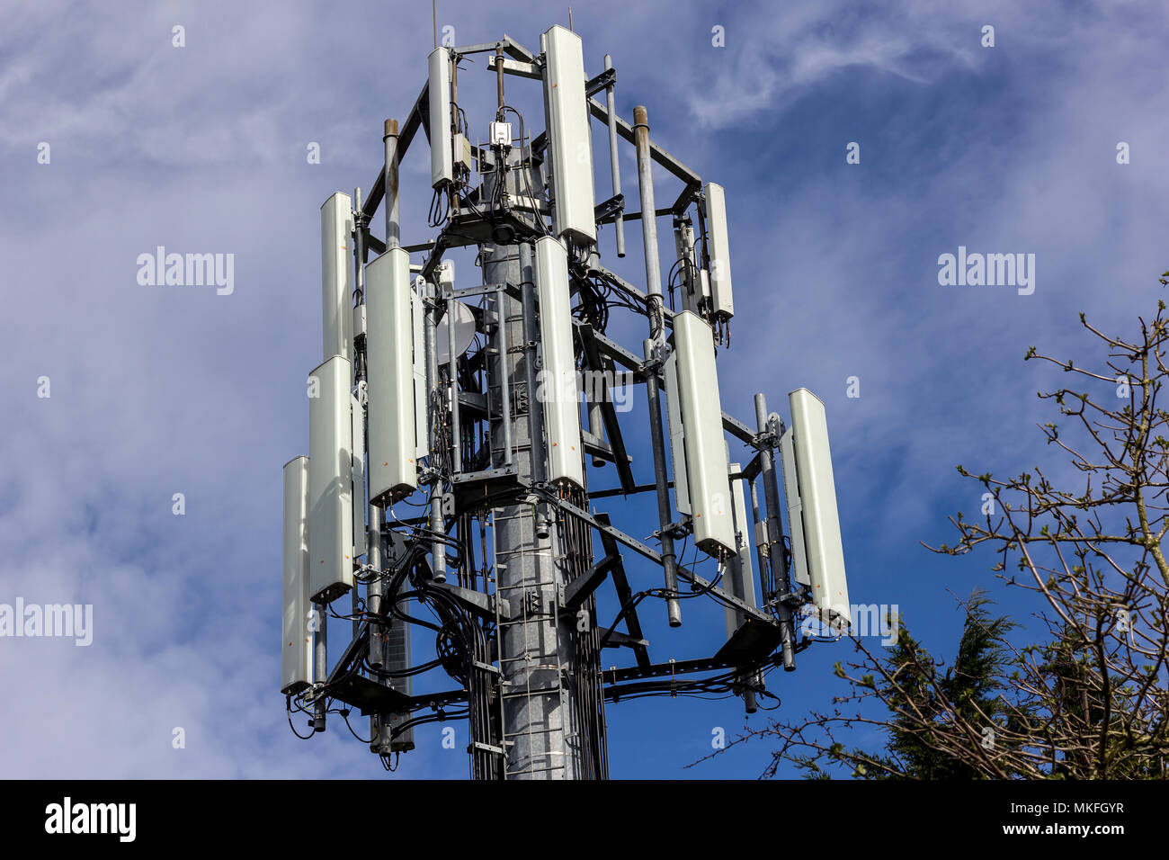 Satellite towers hi-res stock photography and images - Alamy