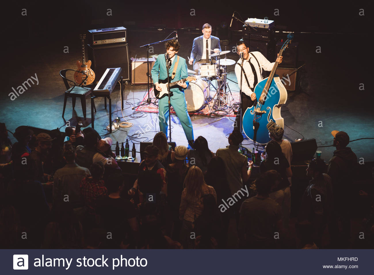 Singer concert stage crowd hi-res stock photography and images - Alamy