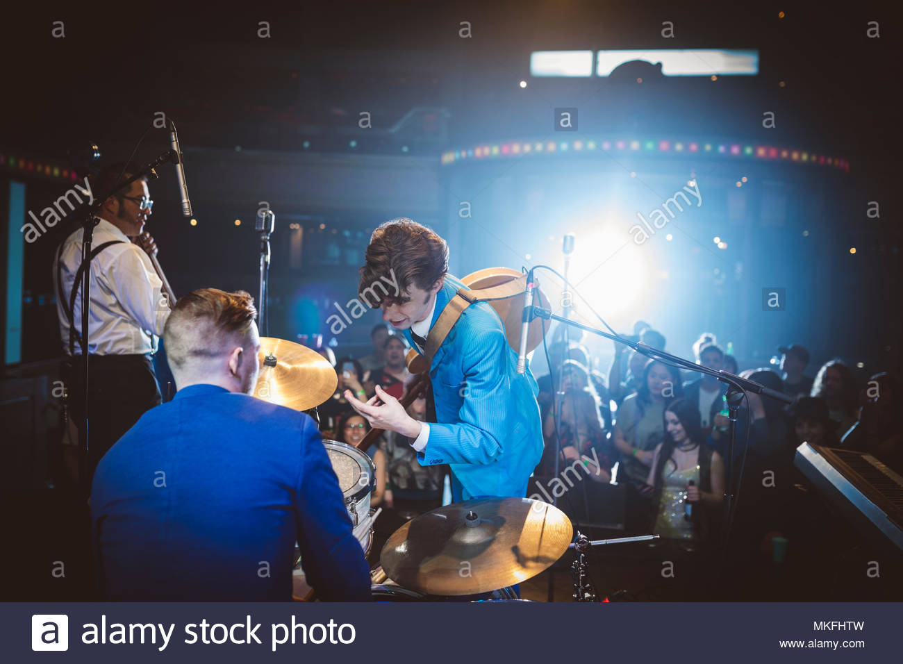 Musicians performing on stage hi-res stock photography and images - Alamy