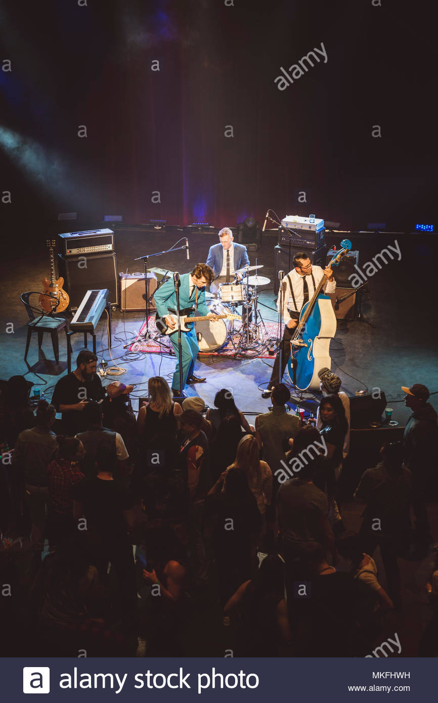 Crowd watching concert hi-res stock photography and images - Alamy