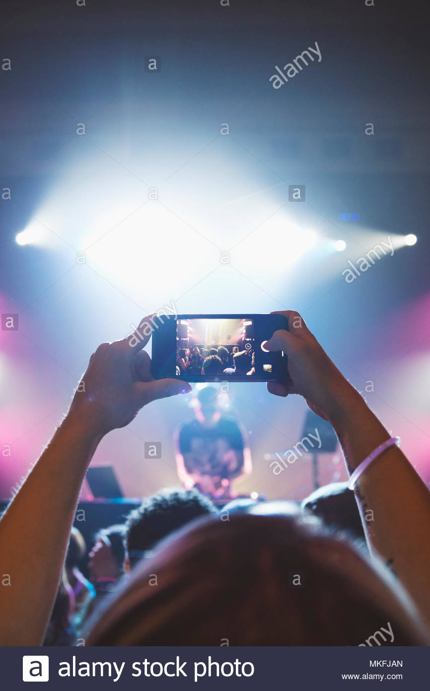 Smart phone camera crowd hi-res stock photography and images - Alamy