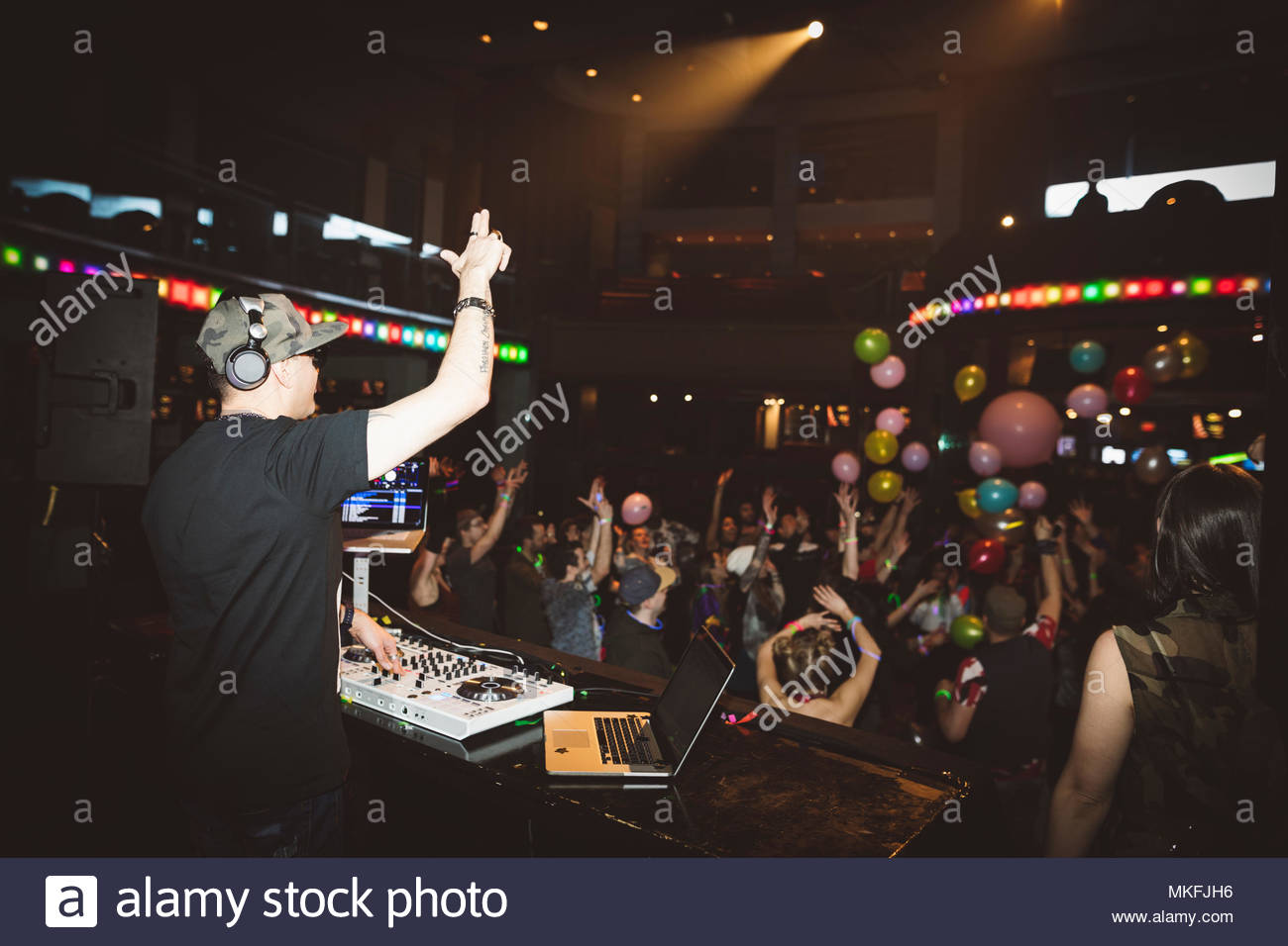 Crowd dj hi-res stock photography and images - Alamy