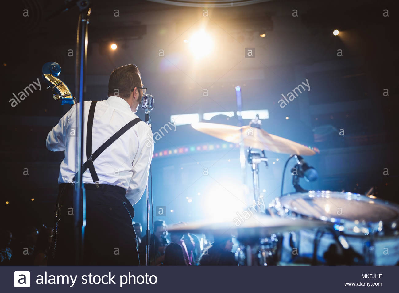 Singer using microphone hi-res stock photography and images - Alamy