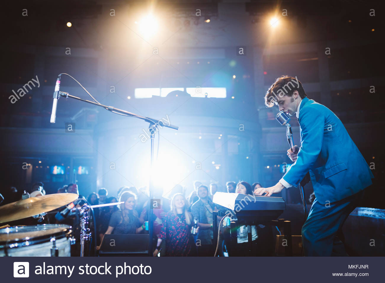 Singing crowd hi-res stock photography and images - Alamy