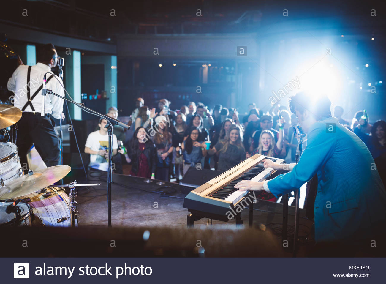 Crowd sitting watching concert hi-res stock photography and images - Alamy