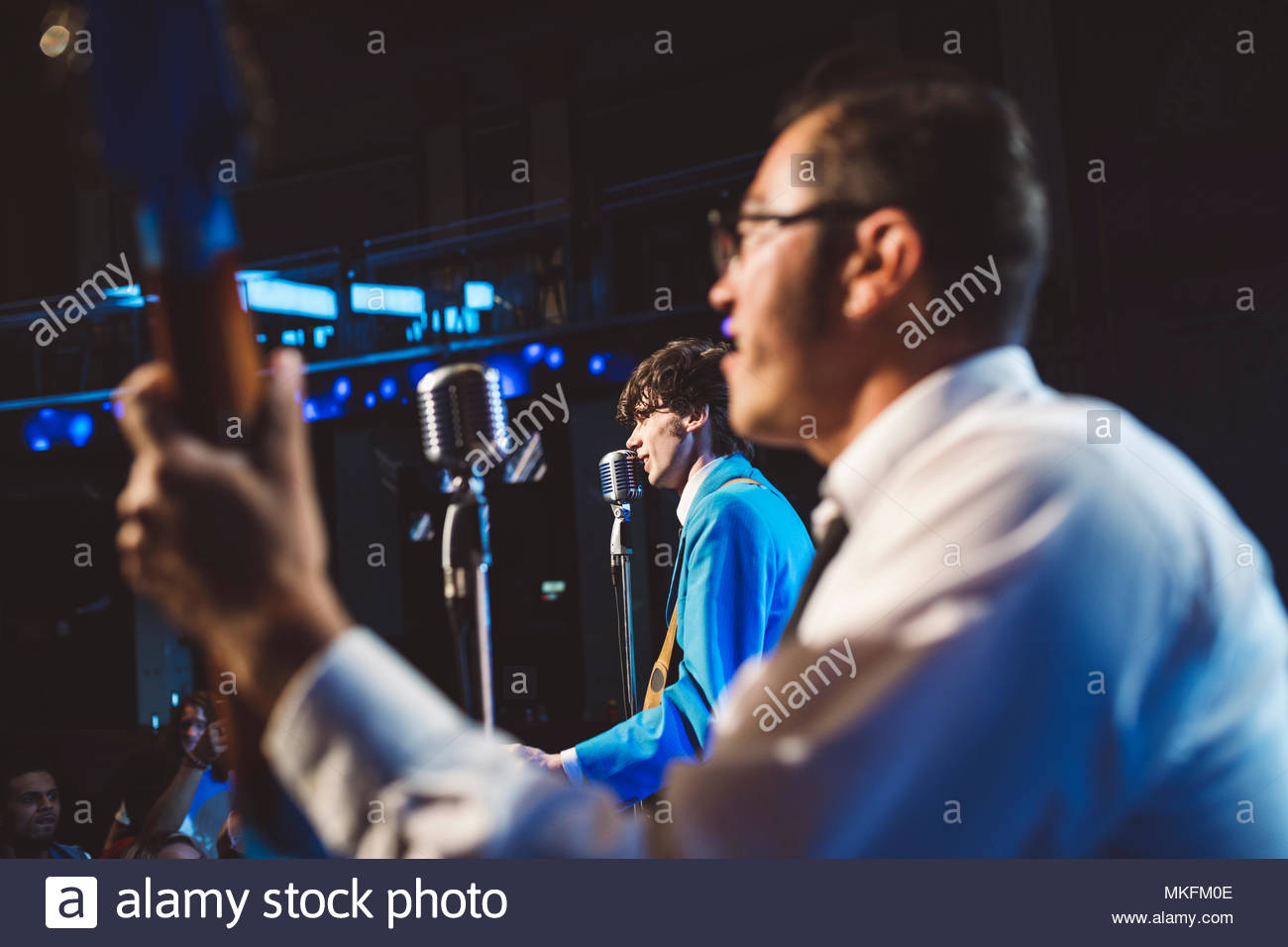 Group of people singing stage hi-res stock photography and images - Alamy