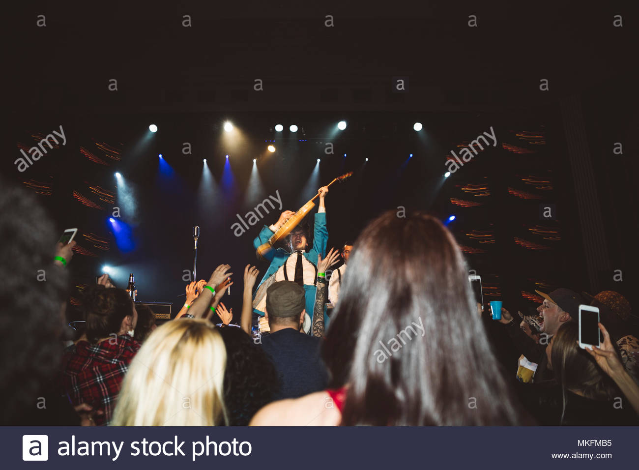 Overhead crowd hi-res stock photography and images - Alamy