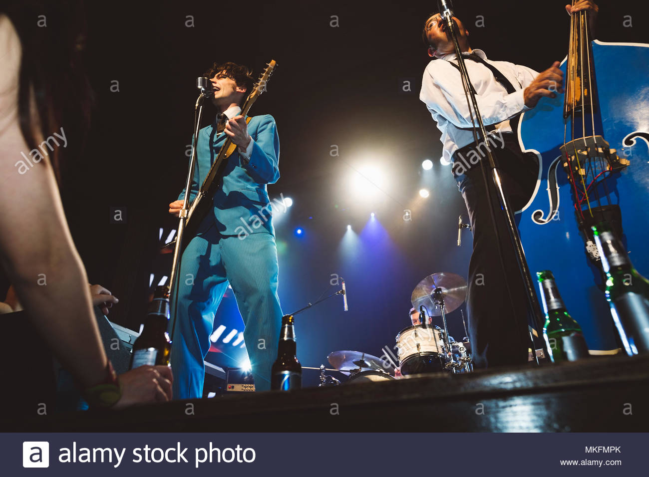 Musicians performing on stage hi-res stock photography and images - Alamy