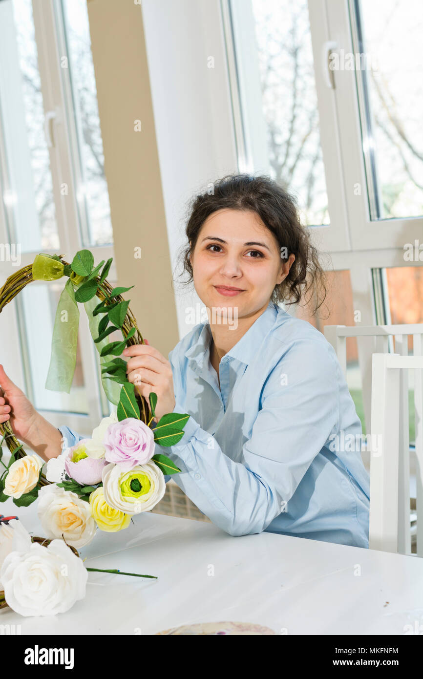 Flower making with paper hi-res stock photography and images - Alamy