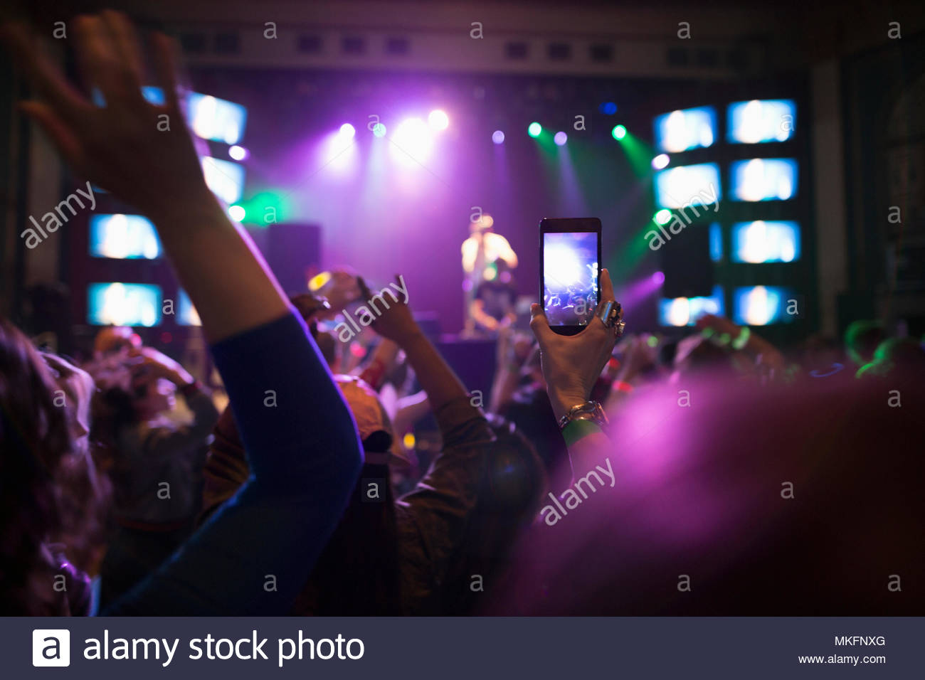 Crowd watching hi-res stock photography and images - Alamy