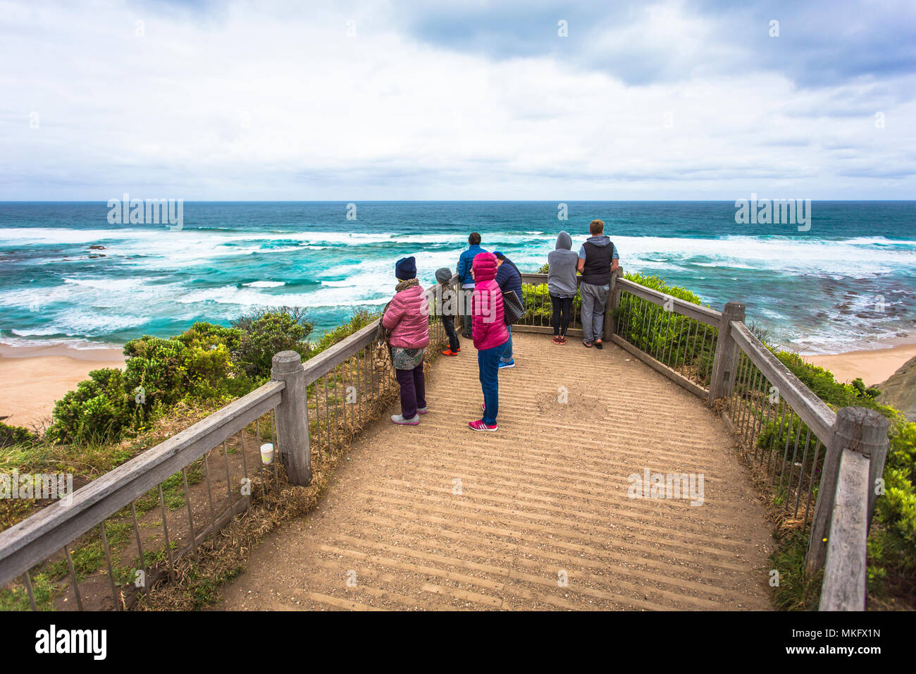 Blue ocean and crashing waves at Castle Cove Lookout Melbourne ...