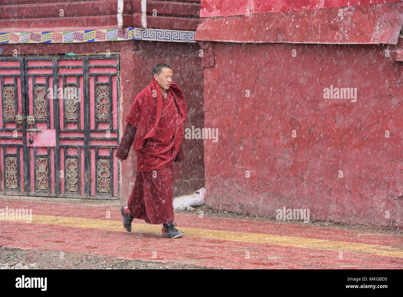 Tibet monks in snow hi-res stock photography and images - Alamy