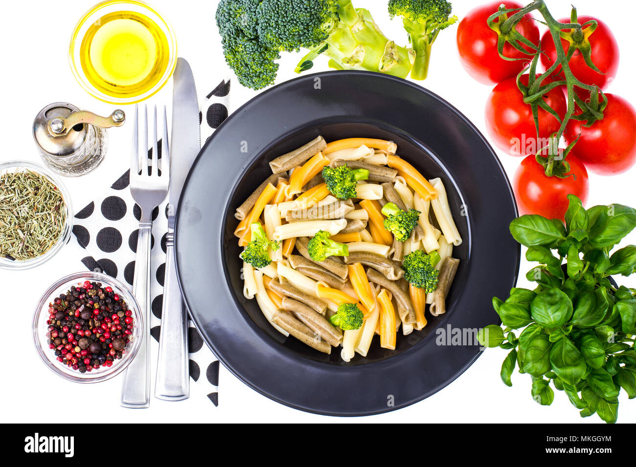 Boiled macaroni with fresh vegetables Stock Photo - Alamy