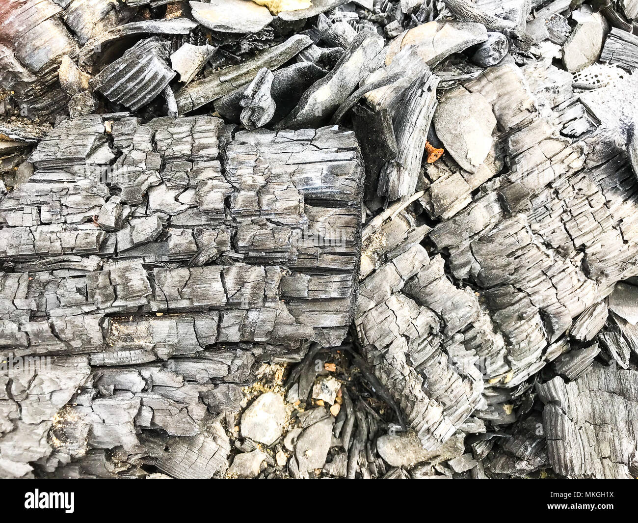 Pile of burning logs by night hi-res stock photography and images - Alamy